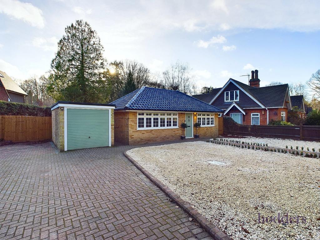 Chobham Road, Ottershaw, Surrey, KT16 2 bed bungalow - £575,000