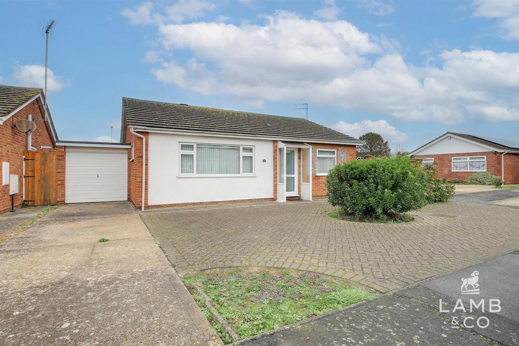 Gainsborough Close, Clacton-On-Sea CO16 3 bed detached bungalow - £275,000