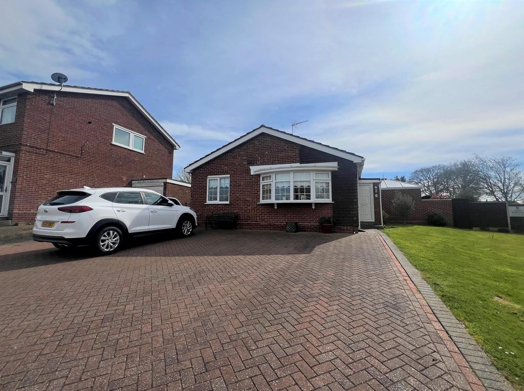 Horsey Road, Frinton-on-sea, CO13 3 bed detached bungalow - £365,000