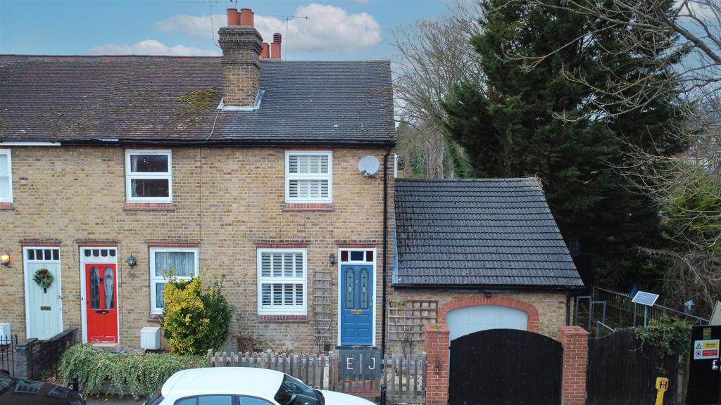 Clifton Road, Loughton IG10 2 bed end of terrace house - £585,000
