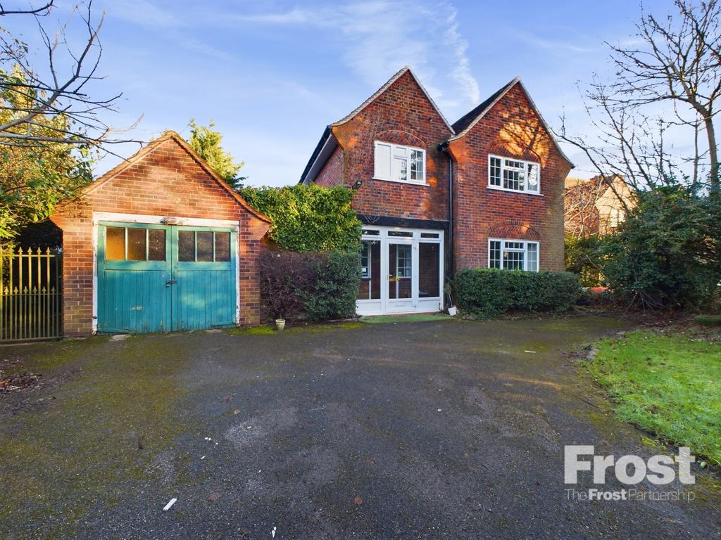 Dropmore Road, Burnham, Bucks, SL1 4 bed detached house - £1,995 pcm (£ ...