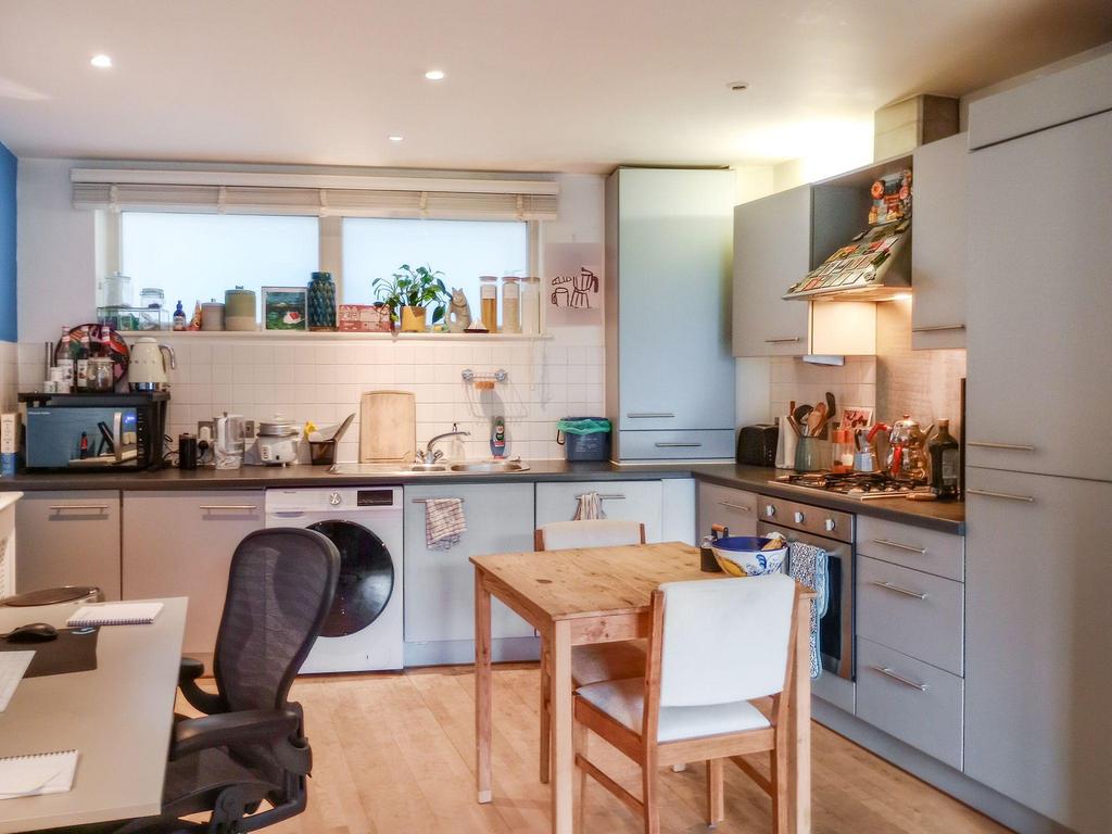Reading Lane, London, E8 2 bed apartment - £2,300 pcm (£531 pw)