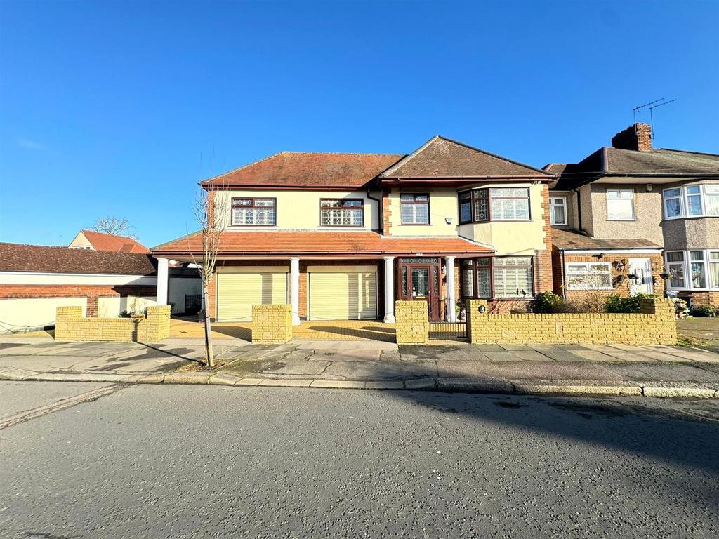 Chadacre Avenue, Ilford 4 bed detached house - £900,000