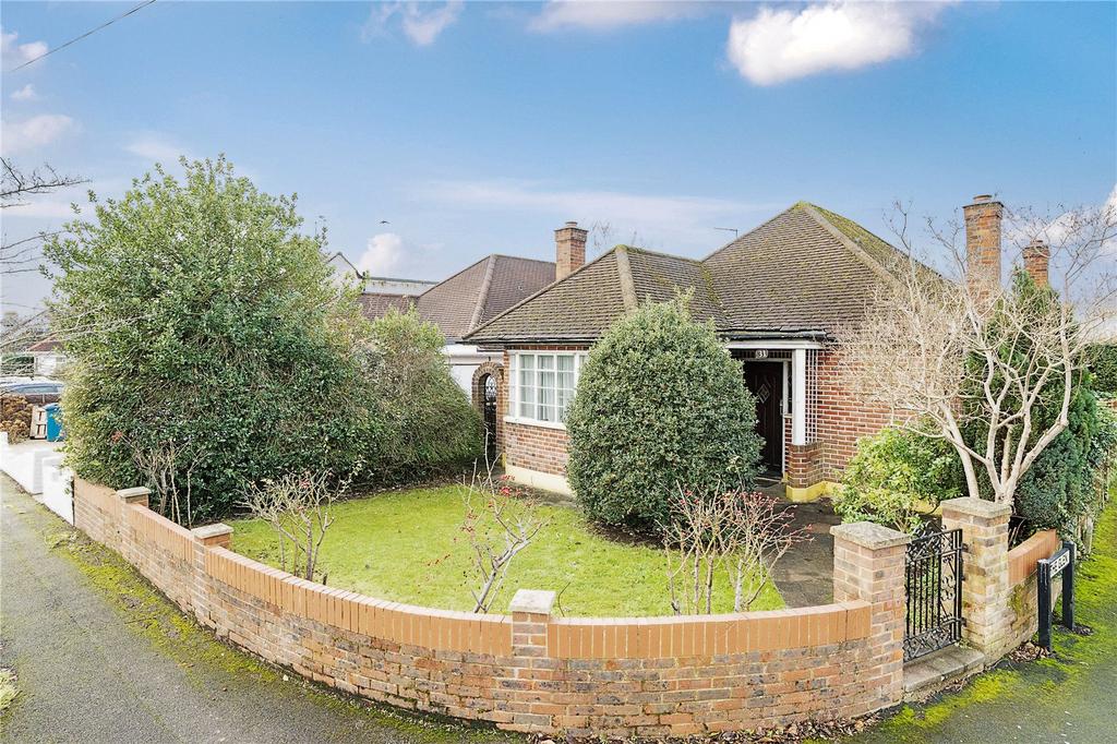 Downs Avenue, Pinner, Middlesex 3 bed bungalow - £675,000