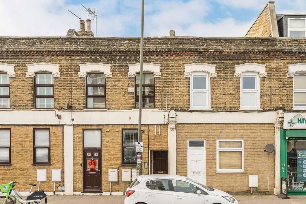 Haydons Road, London SW19 2 bed flat - £2,800 pcm (£646 pw)