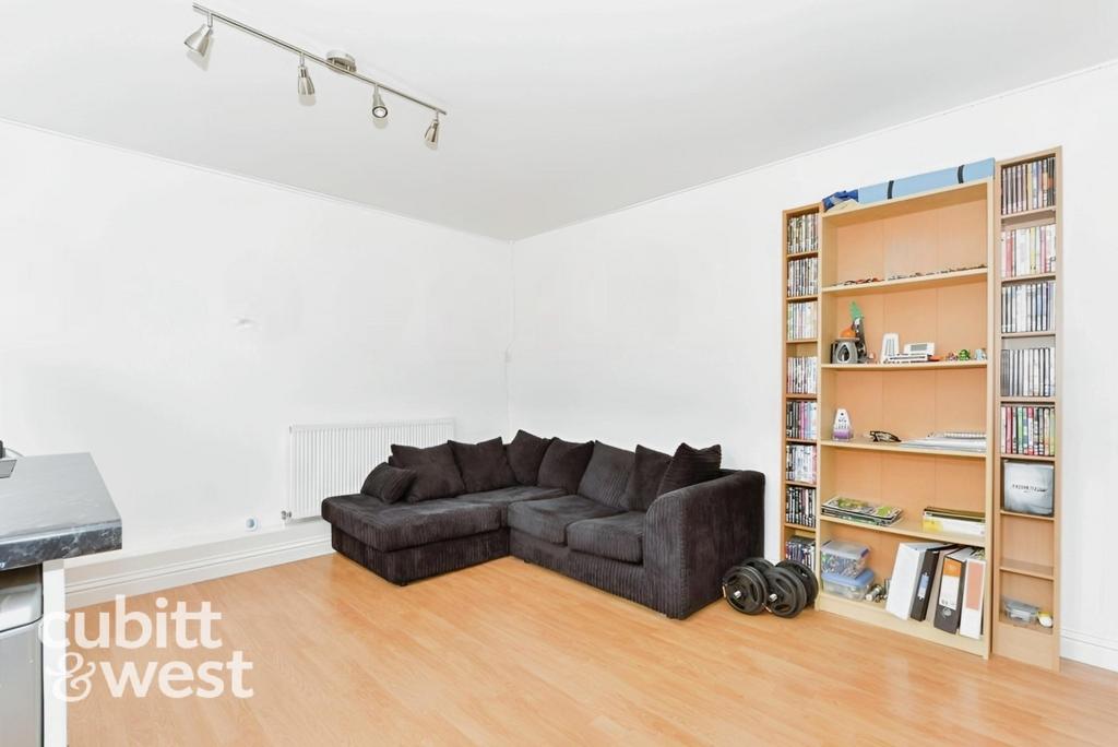 Market Parade Havant PO9 2 bed flat - £1,000 pcm (£231 pw)