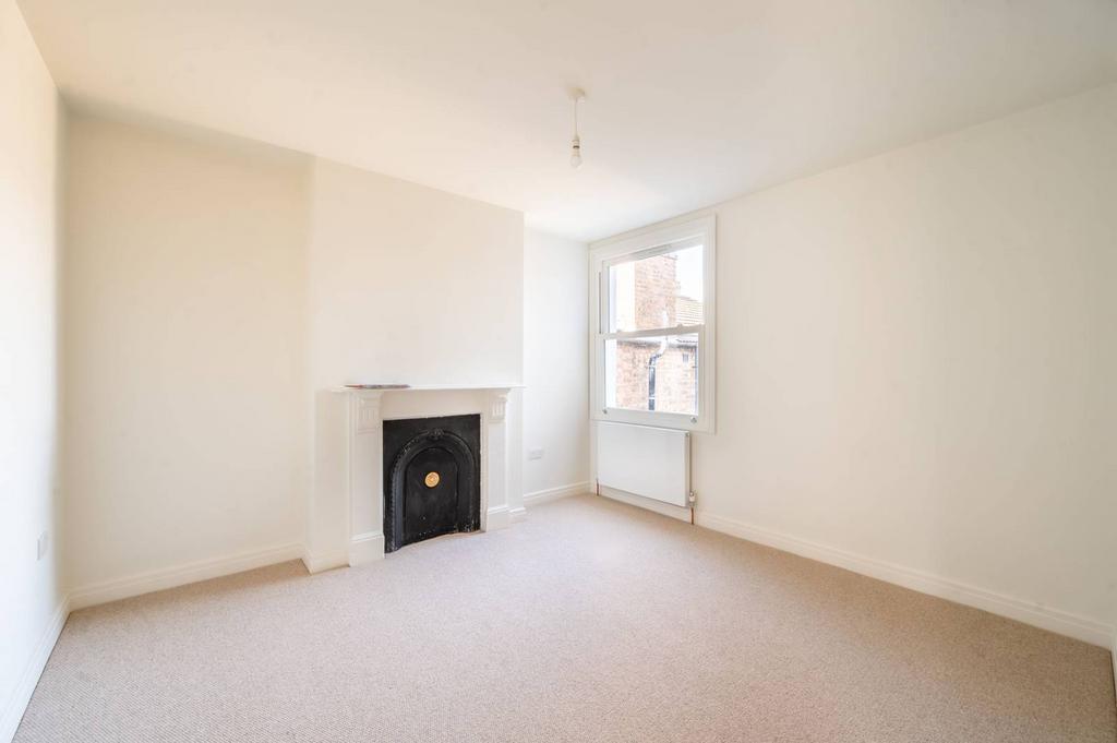 Bickley Street, Tooting, London, SW17 3 bed flat - £575,000