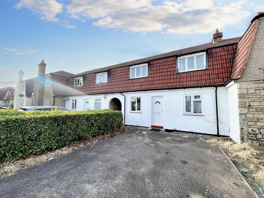 Elliman Avenue, Slough SL2 3 bed terraced house - £1,700 pcm (£392 pw)