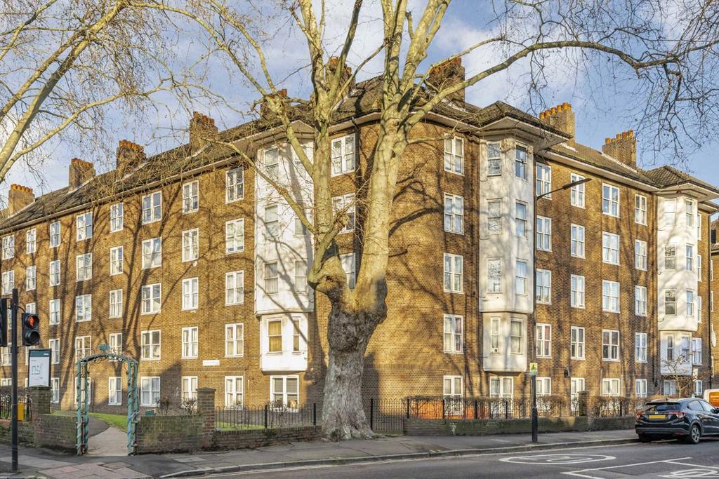 Amhurst Road, London E8 3 bed flat - £2,249 pcm (£519 pw)