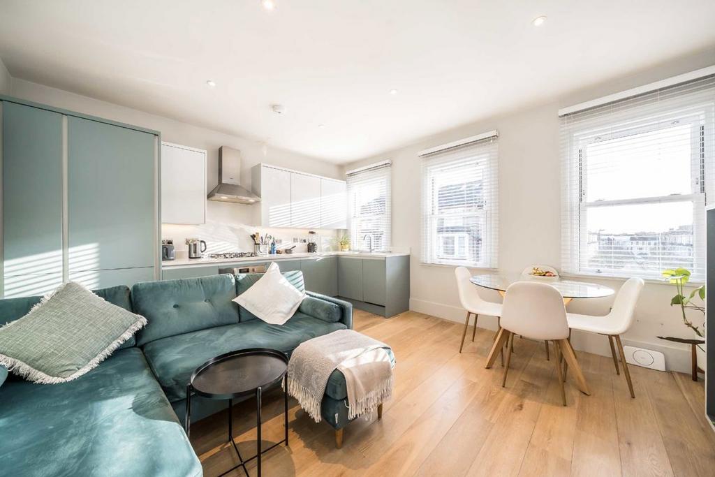 Battersea Rise, London SW11 2 bed flat - £2,400 pcm (£554 pw)