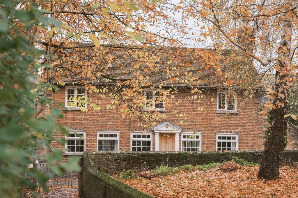Church Yard, Tring HP23 4 bed detached house for sale - £875,000
