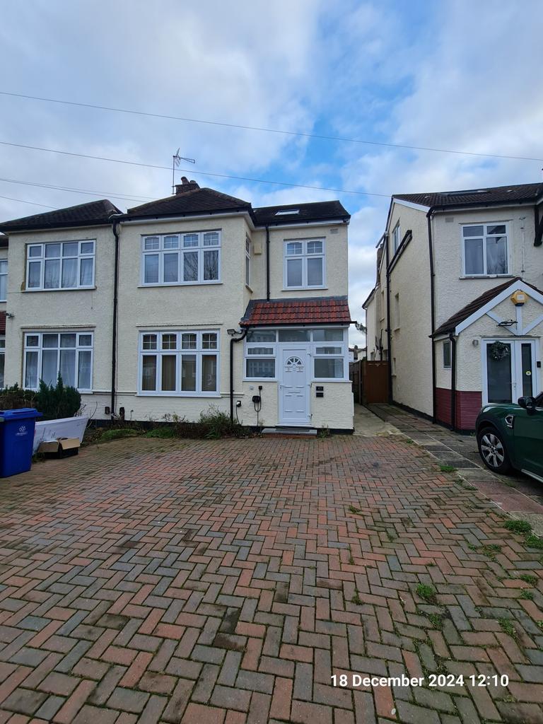 45 Westmorland Road, Harrow HA1 3 bed flat - £2,300 pcm (£531 pw)
