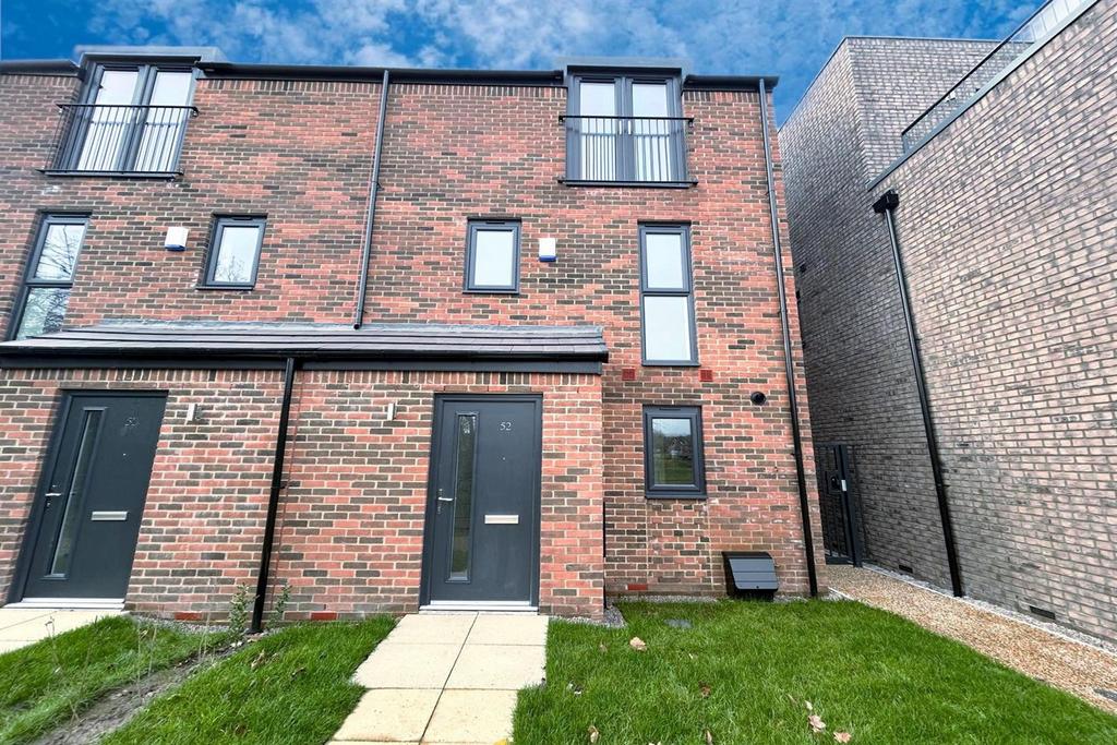 Furlong Way, Castle Irwell M6 3 bed semi-detached house - £1,700 pcm (£ ...
