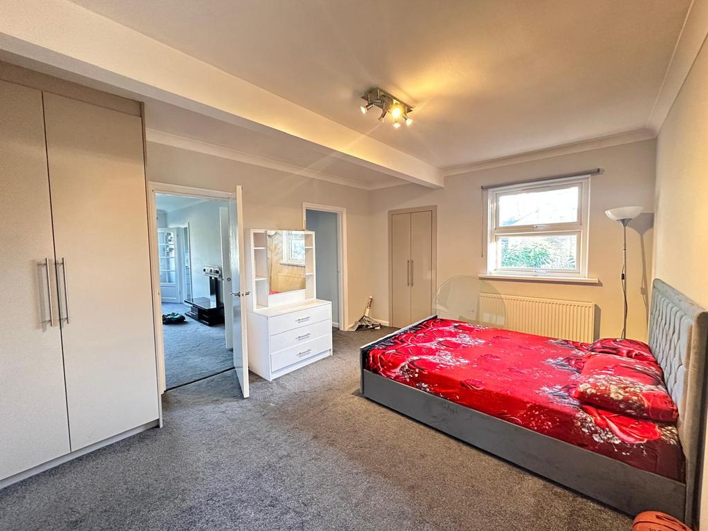 Park Street, Slough SL3 2 bed flat - £1,695 pcm (£391 pw)