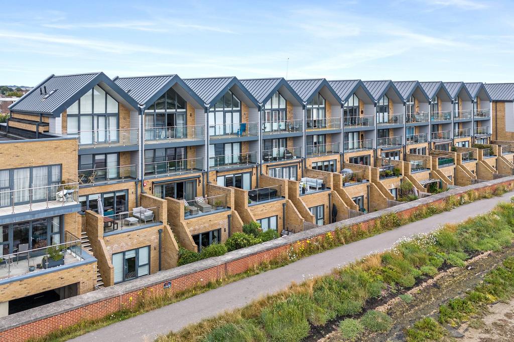 Salt Marsh Road, Shoreham-By-Sea BN43 4 bed townhouse for sale - £975,000