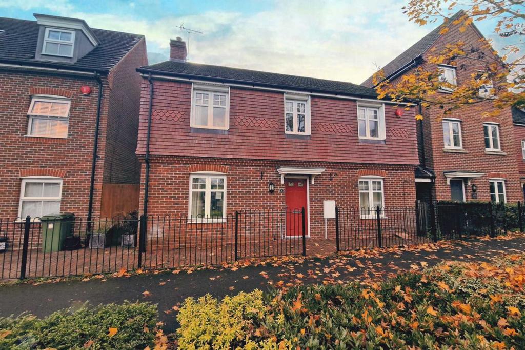 Harrier Way, Bracknell RG12 4 bed detached house to rent - £2,400 pcm ...