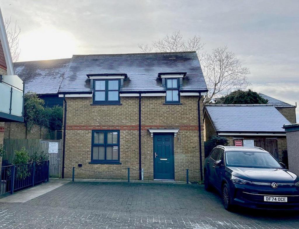 Park Road, Bushey, WD23. 1 bed detached house for sale - £329,950