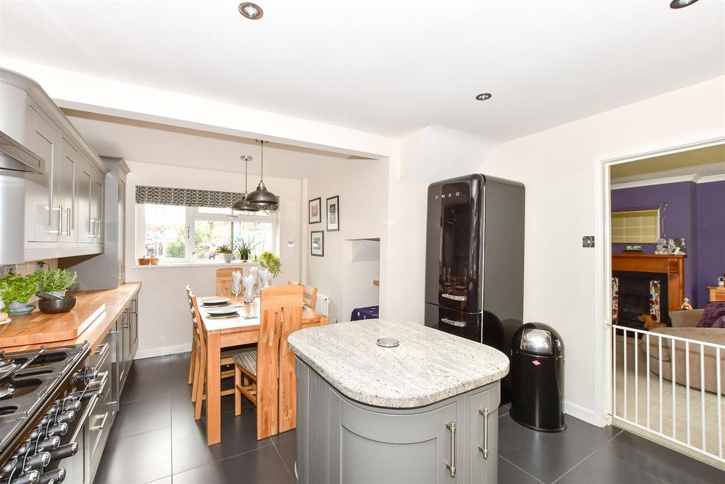 Robin Close, Crawley, West Sussex 3 bed end of terrace house - £400,000