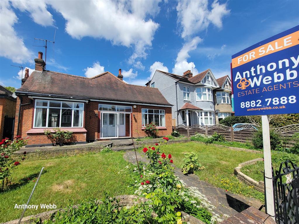 The Orchard, Winchmore Hill, N21 3 bed bungalow - £850,000