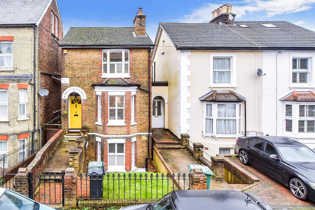 Grovehill Road, Redhill, Surrey 3 bed detached house - £650,000