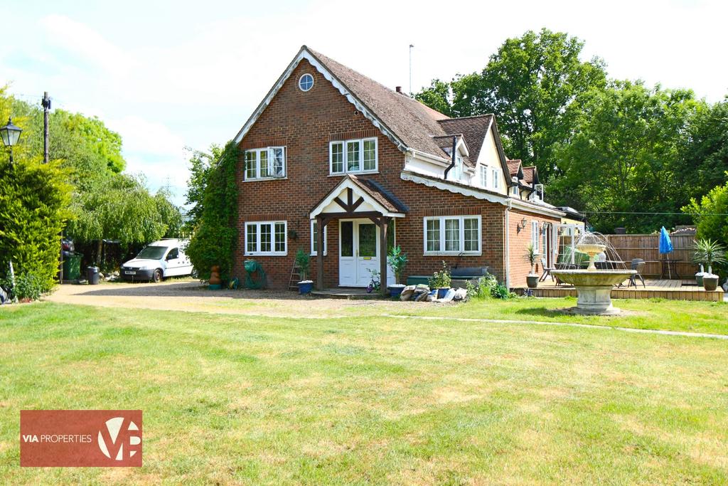 Hoe Lane, Waltham Abbey EN9 4 bed semi-detached house for sale - £780,000