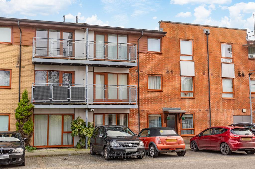Commonwealth Drive, Crawley RH10 2 bed maisonette - £230,000