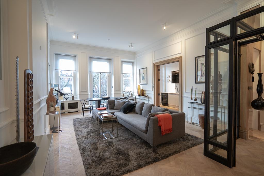 Cadogan Square, London SW1X 2 bed flat - £16,683 pcm (£3,850 pw)