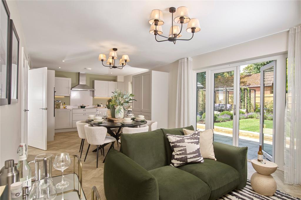 Walton Court Gardens... 4 bed semi-detached house for sale - £829,950