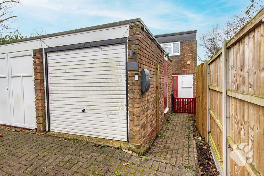 Gun Hill Place, Basildon SS16 2 bed end of terrace house for sale - £ ...