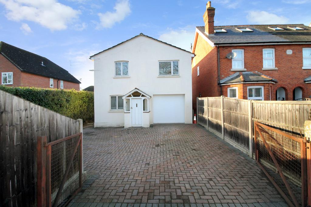 Prospect Road, Farnborough, GU14 3 bed detached house - £450,000