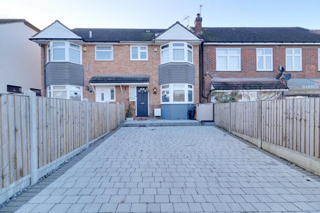 Wennington Road, Rainham RM13 4 bed semi-detached house - £450,000