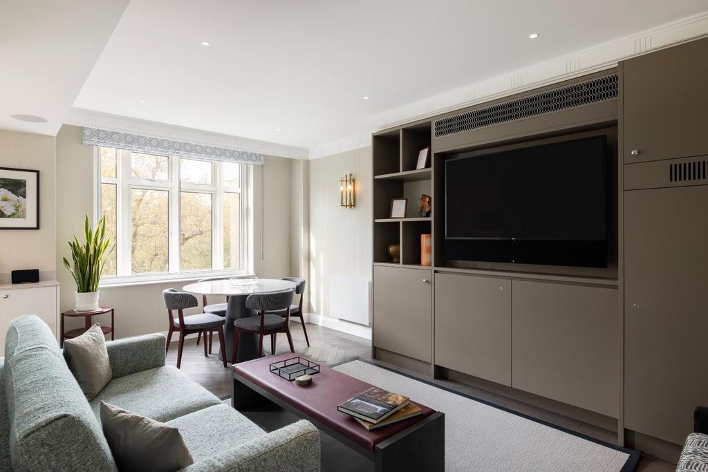 Park Lane, Mayfair 2 bed flat - £18,248 pcm (£4,211 pw)