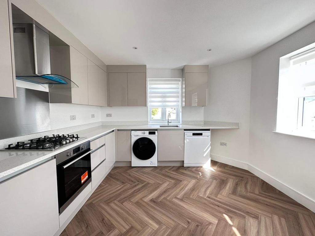 121 Cowley Mill Road, Uxbridge UB8 2 bed flat - £1,700 pcm (£392 pw)
