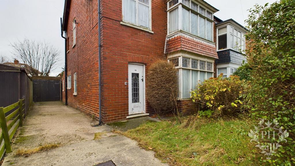 The Crescent, Redcar 3 bed semi-detached house for sale - £80,000