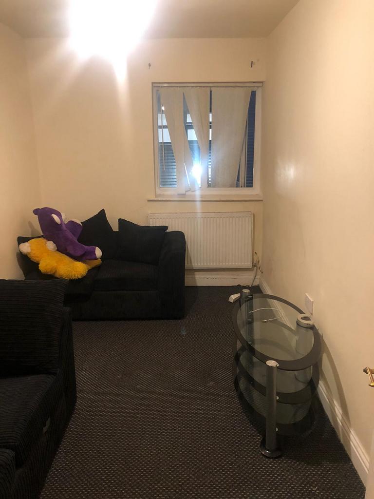 Langworthy Road, Salford M6 3 bed flat - £1,050 pcm (£242 pw)