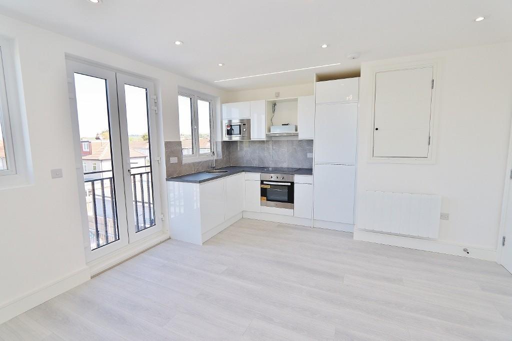 Collier Row Road, Collier Row... 1 bed flat - £1,450 pcm (£335 pw)