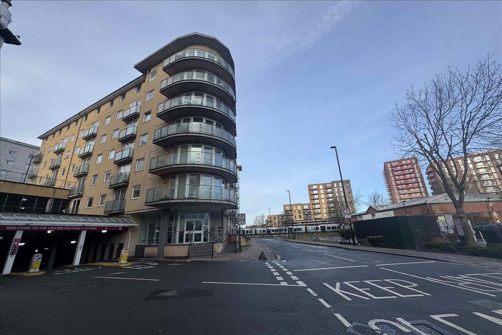 Bergenia House, Feltham, Middlesex, TW13 1 bed flat - £200,000