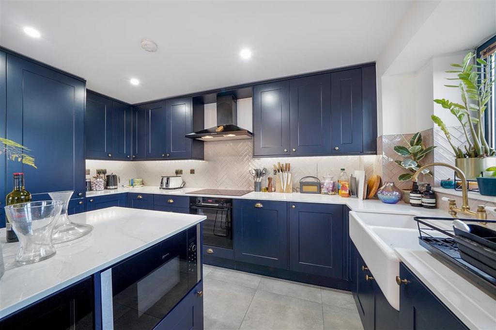 Streatham High Road, SW16 2 bed flat - £2,500 pcm (£577 pw)