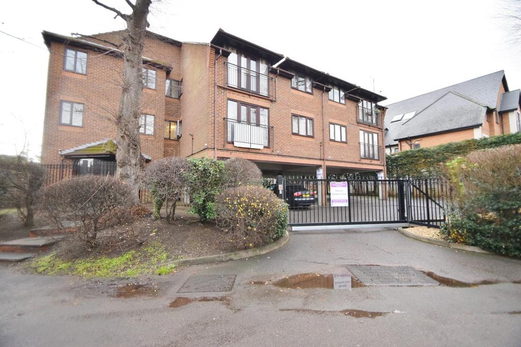 Upton Park, Slough, Berkshire, SL1 1 bed apartment - £195,000