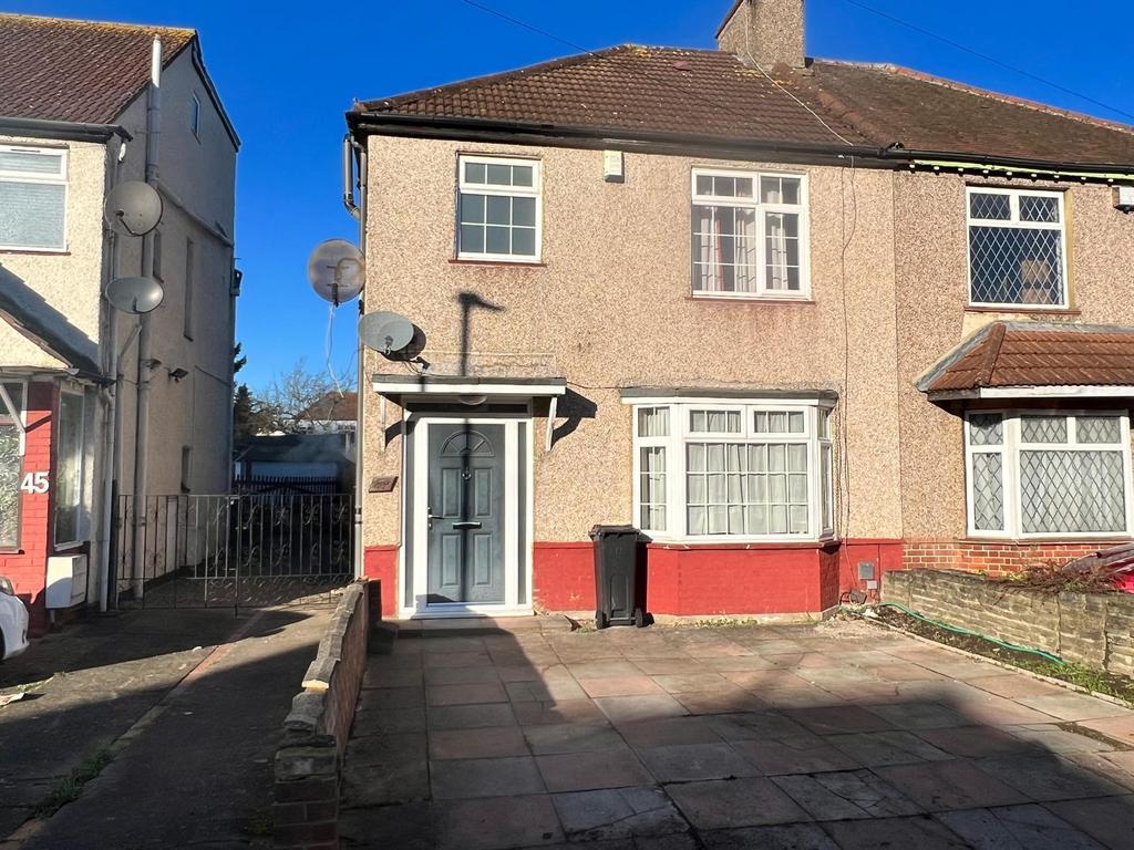 Hounslow TW3 4 bed semi-detached house - £2,900 pcm (£669 pw)