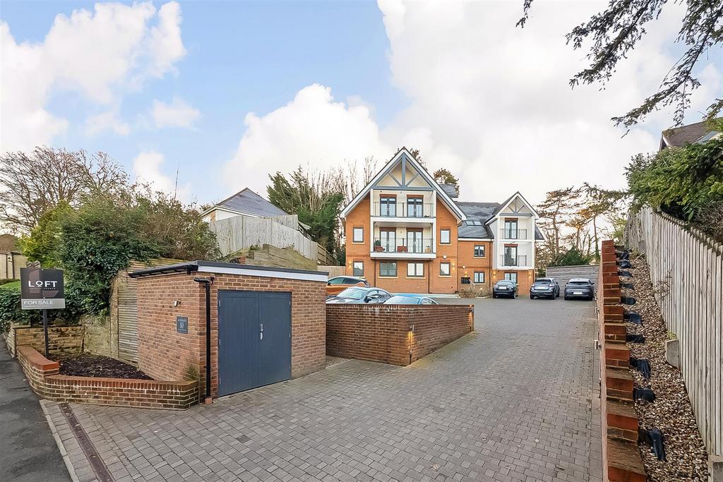 80 Riddlesdown Road, Purley CR8 3 bed apartment for sale - £425,000