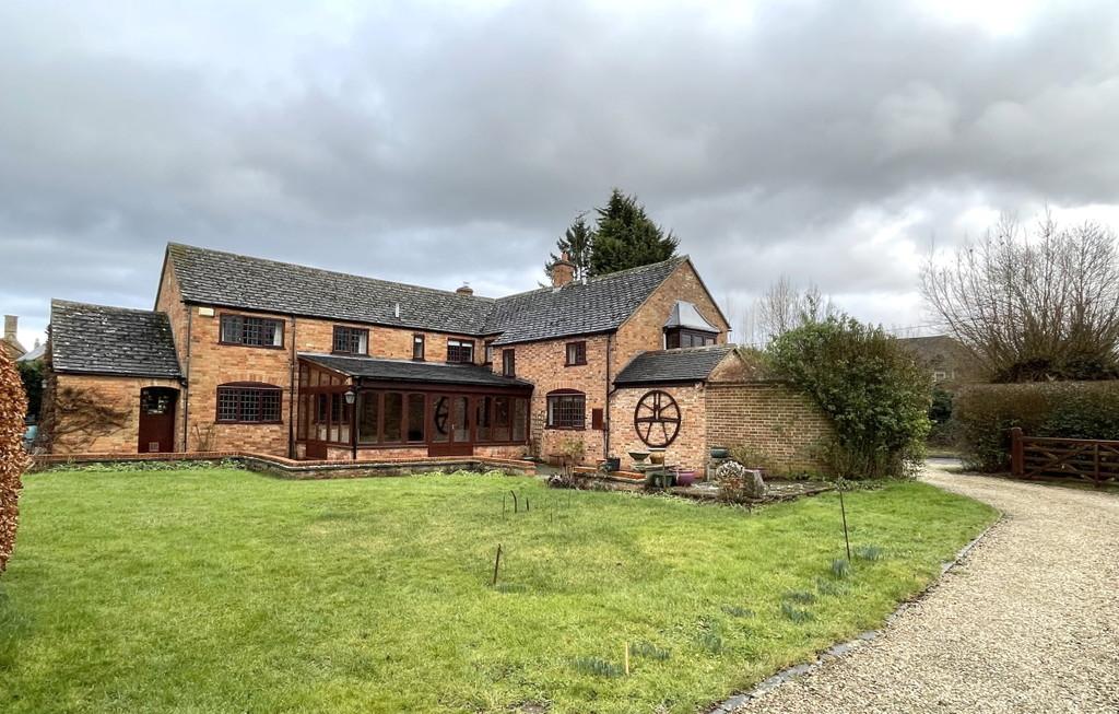 Cherington 4 bed detached house - £2,950 pcm (£681 pw)