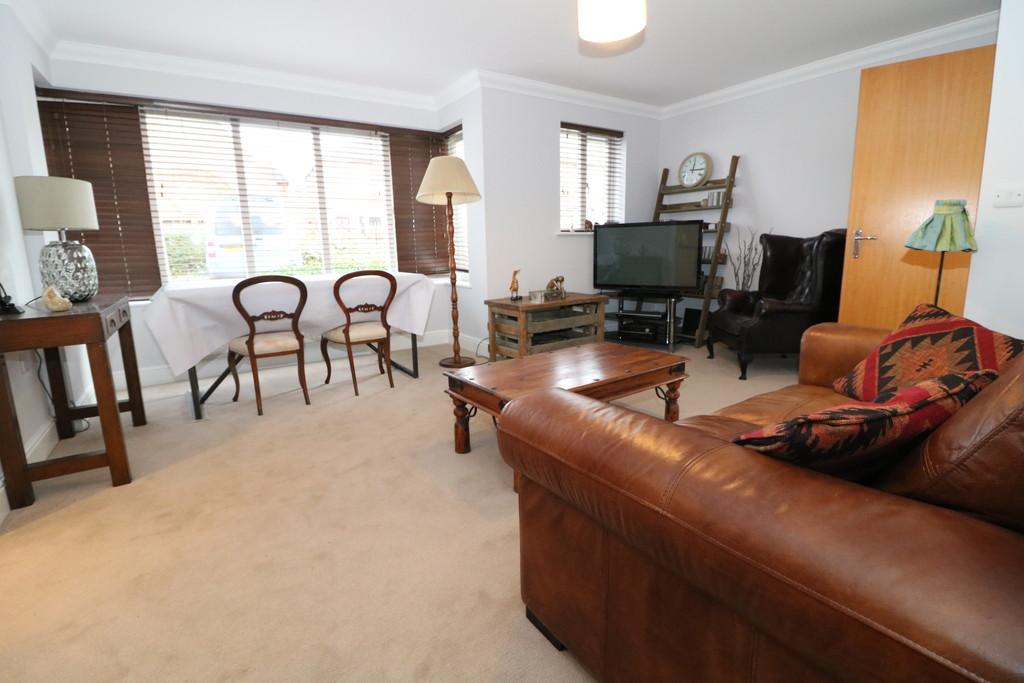 Pixham Lane, Pixham 1 bed ground floor maisonette - £1,295 pcm (£299 pw)