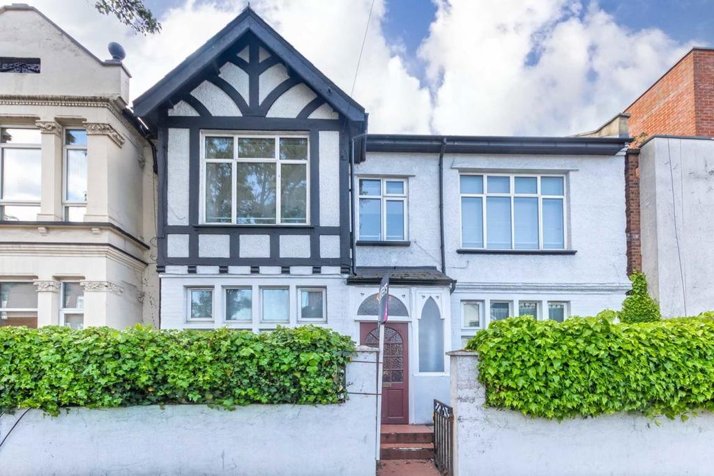 Gunnersbury Lane, London W3 1 bed flat - £1,599 pcm (£369 pw)