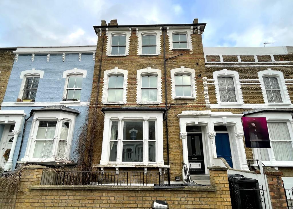 Benthal Road, London N16 3 bed flat - £2,900 pcm (£669 pw)