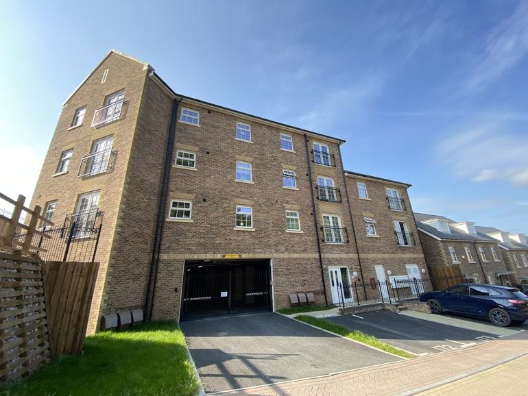 Little Meadow Court, Watermark Road... 2 bed flat - £1,225 pcm (£283 pw)