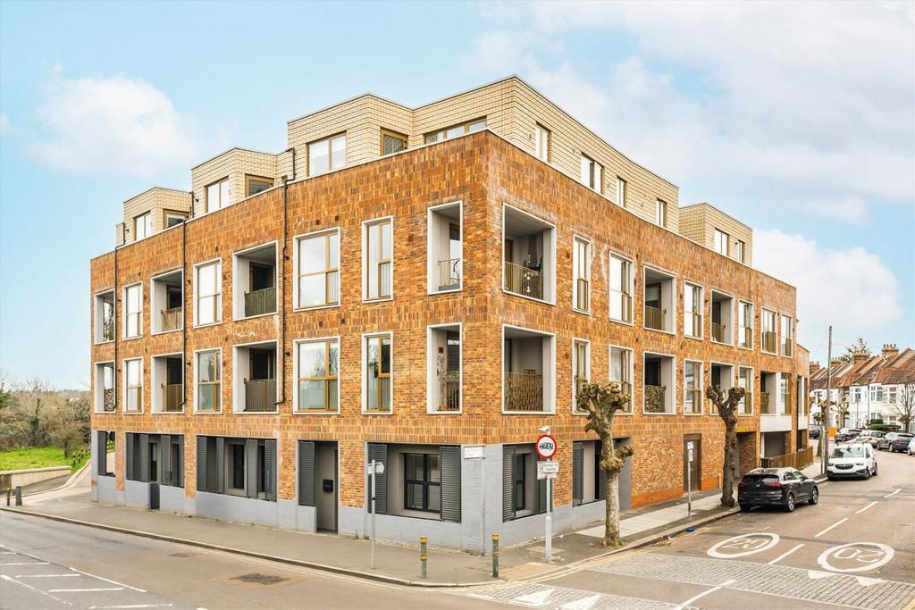 Caithness Road, Mitcham CR4 3 bed maisonette for sale - £550,000