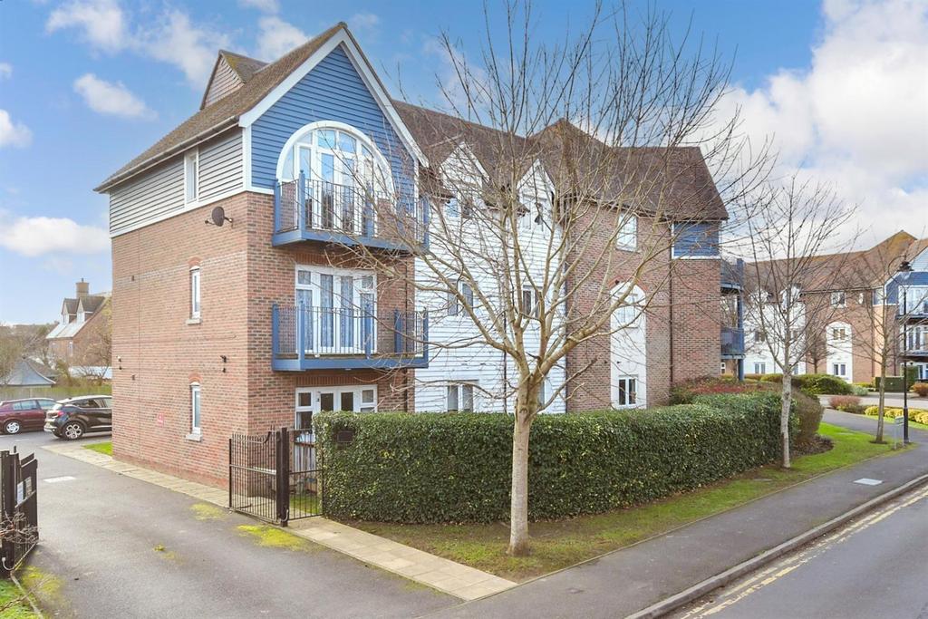 The Lakes, Larkfield, Kent 2 bed apartment for sale - £240,000