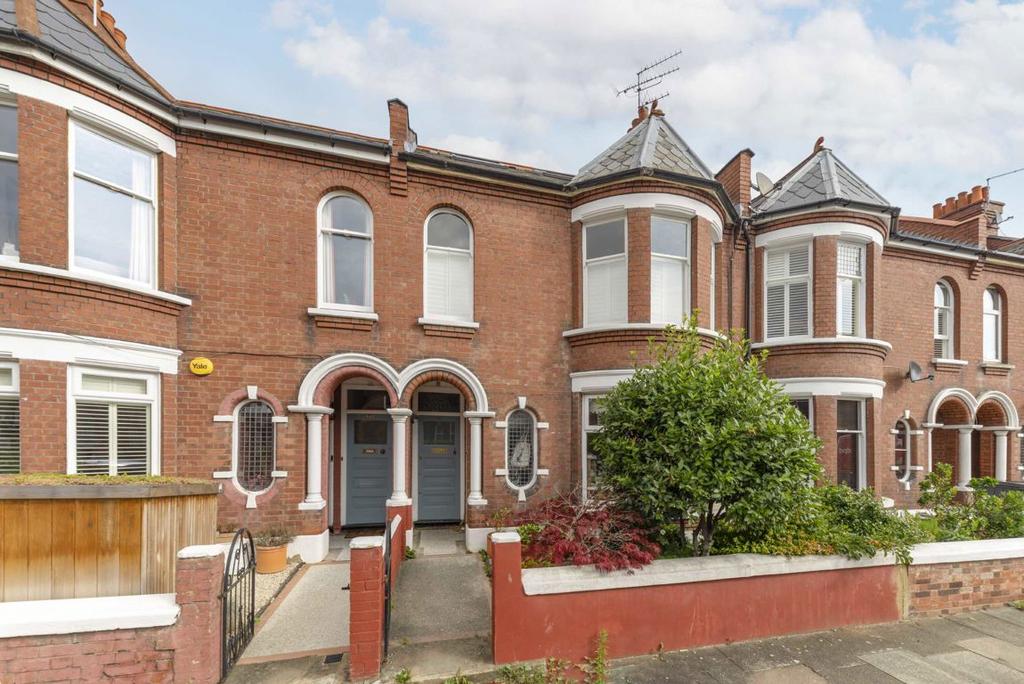 Burnbury Road, London SW12 2 bed maisonette - £2,400 pcm (£554 pw)