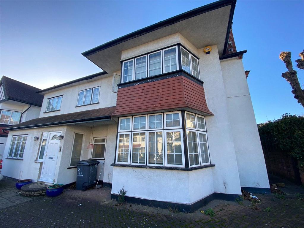 Crespigny Road, Hendon NW4 5 bed detached house - £4,199 pcm (£969 pw)